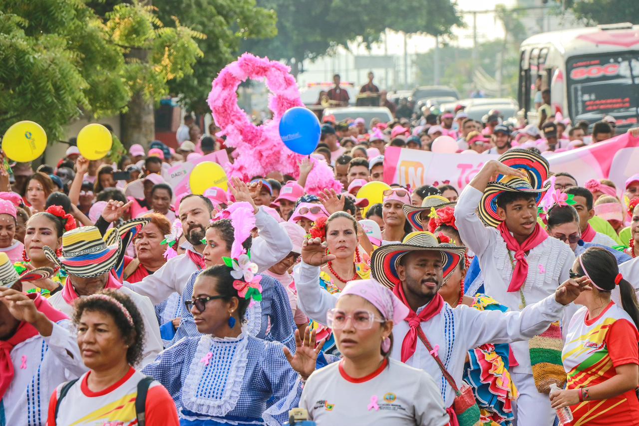 Cartagena se vistió de rosa para conmemorar la lucha contra el cáncer ...